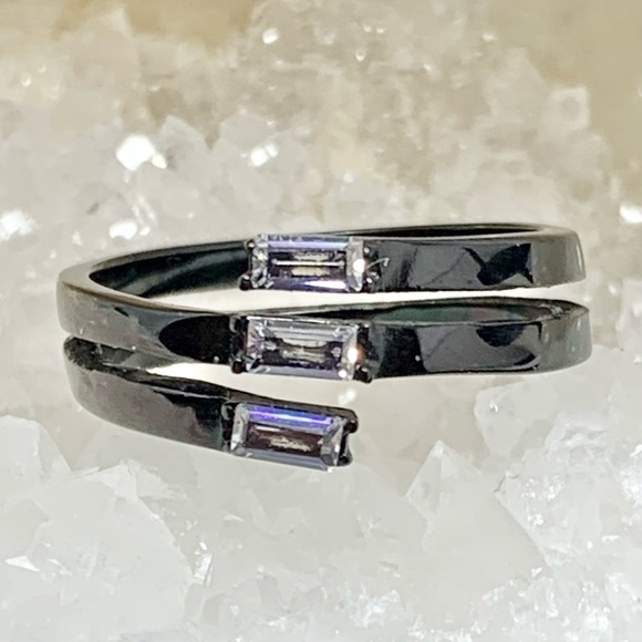 Jewelry | Tk316 Black Stainless Steel Spiral 3 Crystal Gem Ring Size 85 ...